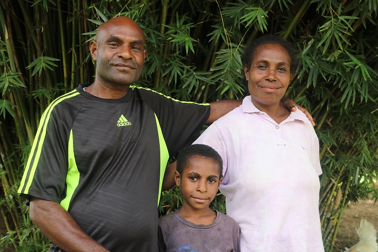 Farmers hopeful that CPB-tolerant cocoa improves livelihood | Papua New Guinea | World Vision ...